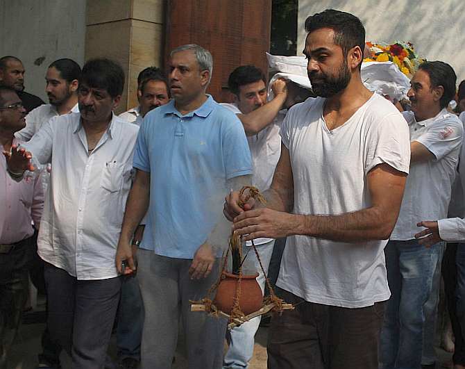 Bollywood celebrities at Abhay Deol's father Ajit Singh Deol’s funeral ...