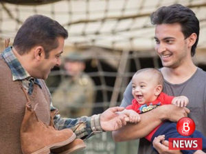 Watch: Ahil is thoroughly enjoying his mamu, Salman Khan’s concert