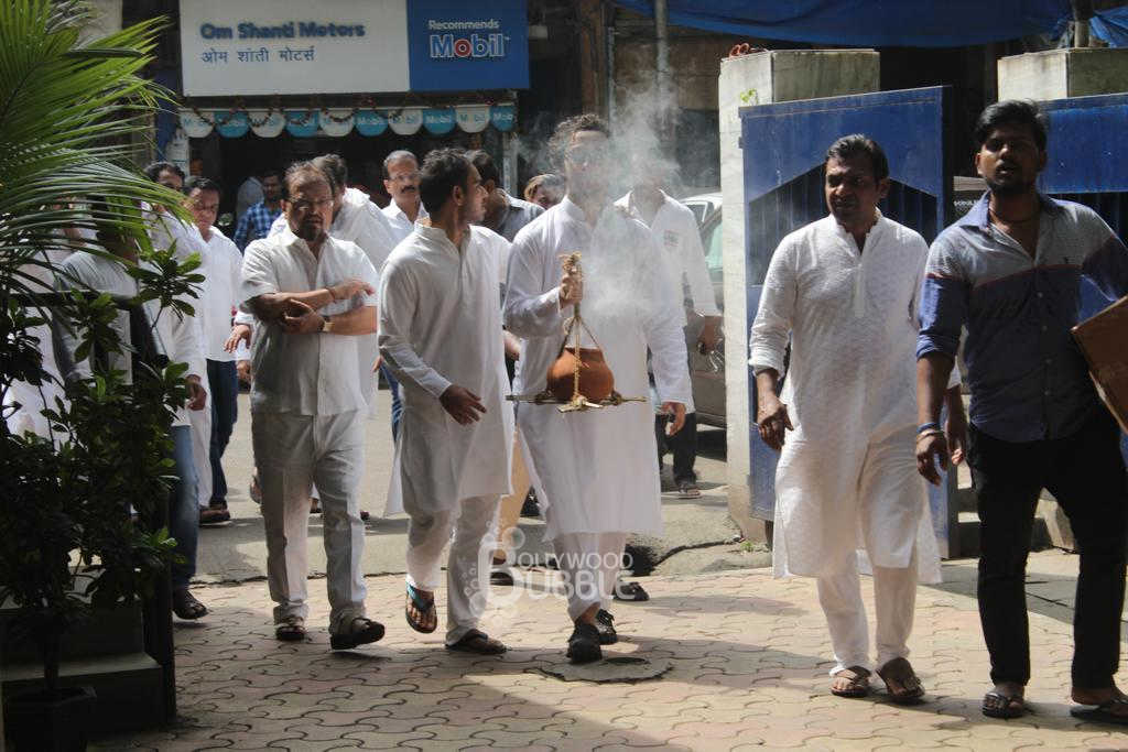 Sajid Nadiadwala, Sonu Sood, Manoj Joshi attend Champak Jain's funeral