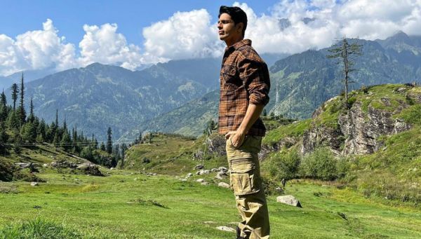 Sidharth Malhotra tunes into Kishore Kumar's songs as he enjoys the ...