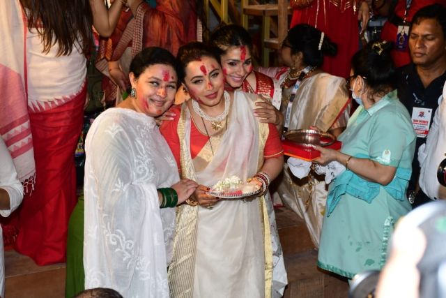 Rani Mukerji, Kajol bask in festivities with family on Dashami-PICS