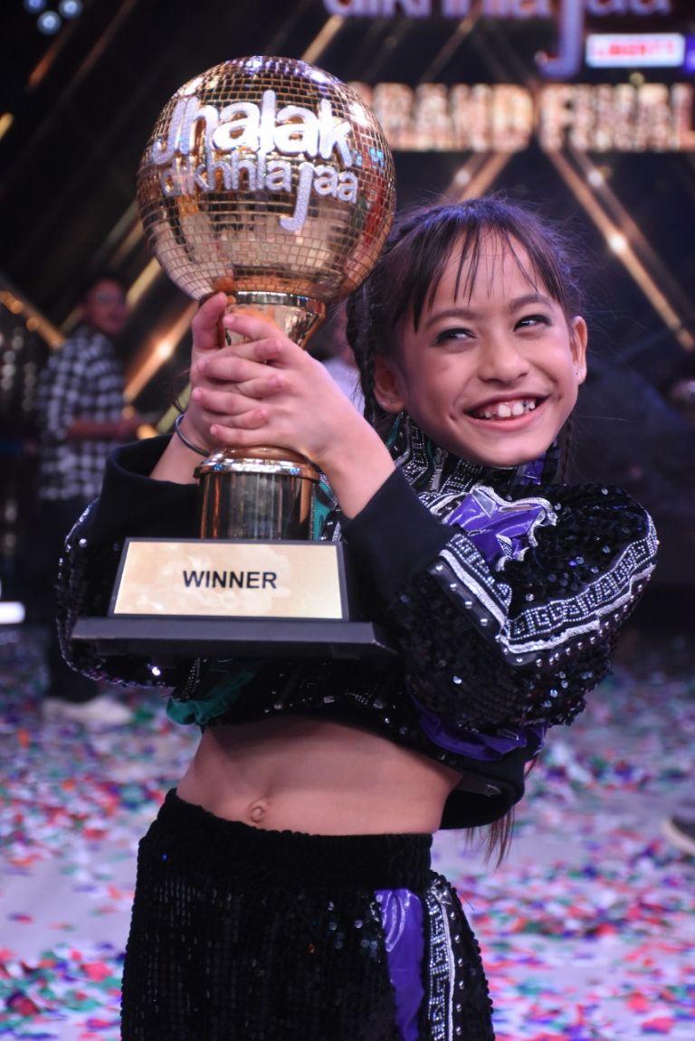 Gunjan Sinha lifts the trophy as she wins Jhalak Dikhhla Jaa 10