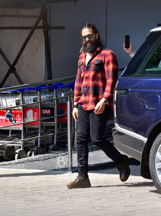 Yash flaunts his new look with dreadlocks as he gets spotted, Watch