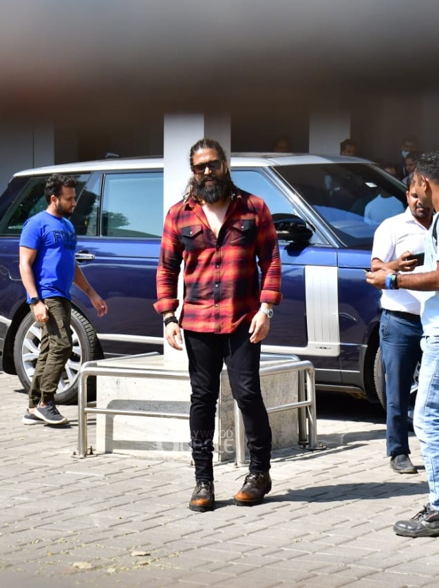 Yash flaunts his new look with dreadlocks as he gets spotted, Watch