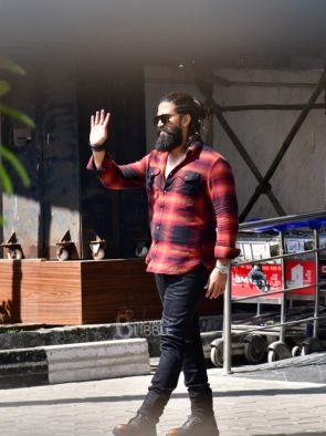 Yash flaunts his new look with dreadlocks as he gets spotted, Watch