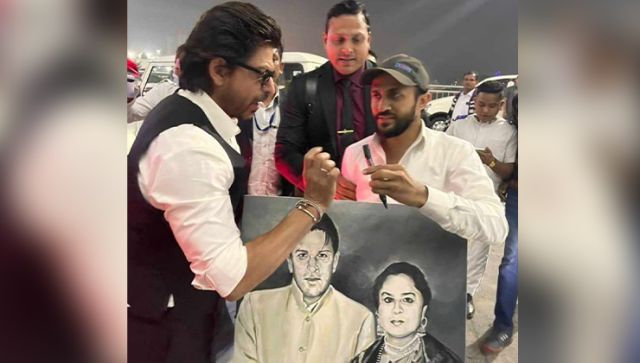 Shah Rukh Khan signs autograph on painting of his late parents in viral pic