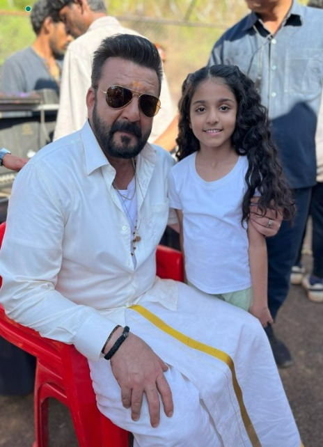 Jawan child actor Seeza Saroj Mehta poses with Shah Rukh Khan, Sanjay Dutt