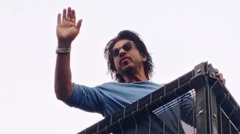 Shah Rukh Khan greets fans outside Mannat after Jawan success