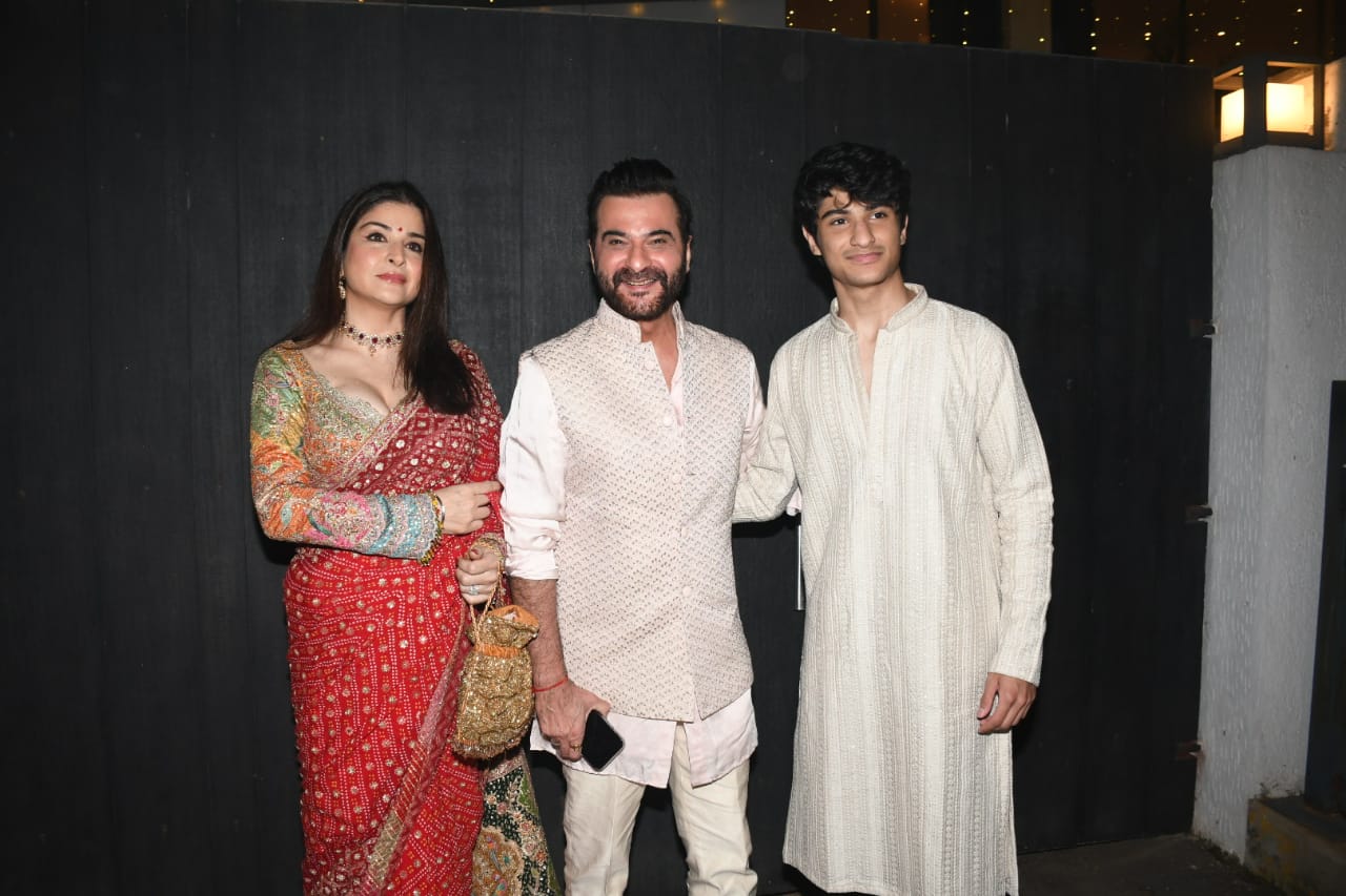 Janhvi Kapoor, Khushi Kapoor, Shanaya attend Anil Kapoor's Diwali bash