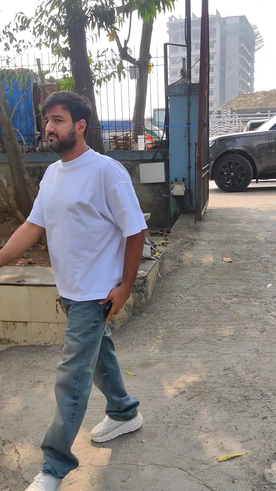 Tabu Ashutosh Gowariker And Siddharth Anand Attend The Funeral Of