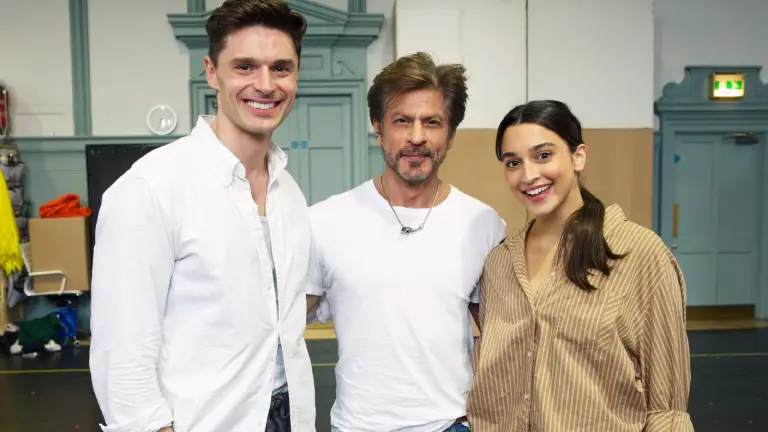 Shah Rukh Khan Visits Aditya Chopra’s Come Fall In Love – The DDLJ Musical Rehearsals In London ...