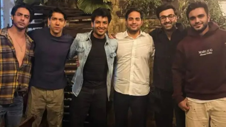 Aryan Khan, Ranbir Kapoor Pose For Candid Pic With Padel Gang; Viral ...