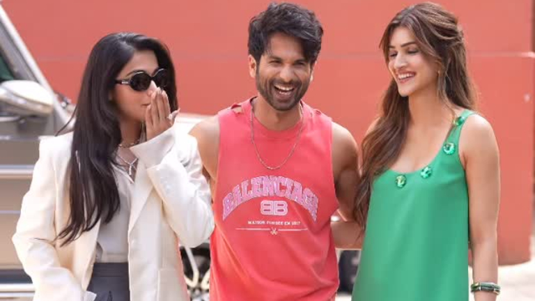 Shahid Kapoor Mimics Rashmika Mandanna's VIRAL Step Back Moment At ...